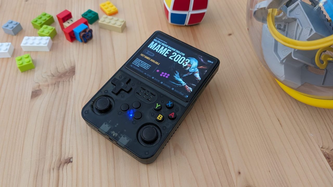 R36S, Review: pocket retro console with 3.5" screen